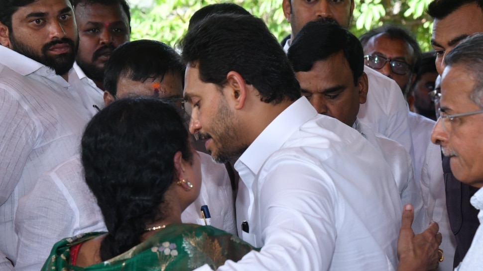 YS Vijayamma Kiss To Ex CM YS Jagan And Bharathi At YSR Jayanthi | YSR Family Photo: కొడుకు జగన్ ...