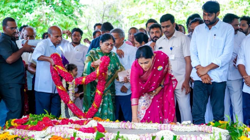 YS Sharmila Gets Emotional With YS Vijayamma At YSR Ghat Pics Goes Viral | YS Sharmila Emotional ...