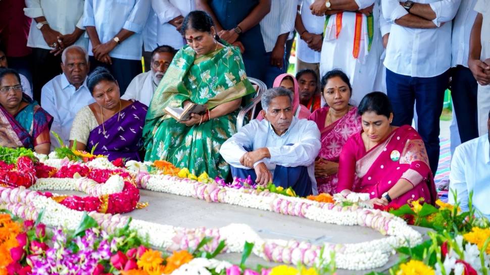YS Sharmila Gets Emotional With YS Vijayamma At YSR Ghat Pics Goes Viral | YS Sharmila Emotional ...