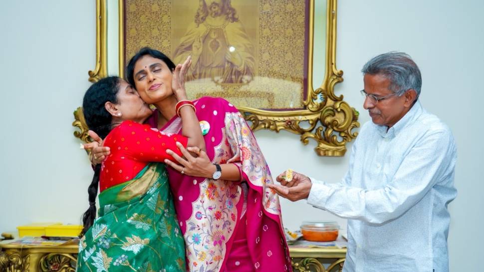 YS Sharmila Gets Emotional With YS Vijayamma At YSR Ghat Pics Goes Viral | YS Sharmila Emotional ...