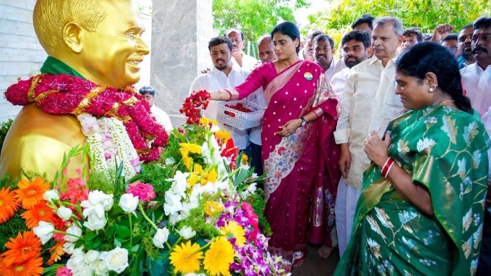 YS Sharmila Gets Emotional With YS Vijayamma At YSR Ghat Pics Goes Viral | YS Sharmila Emotional ...